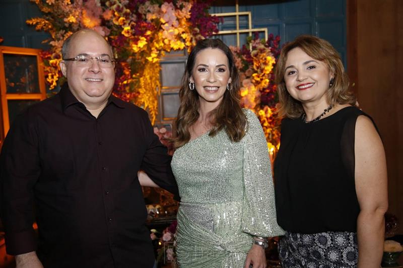 Michelle Custódio Viana brinda a chegada aos 50 anos - Frisson Online