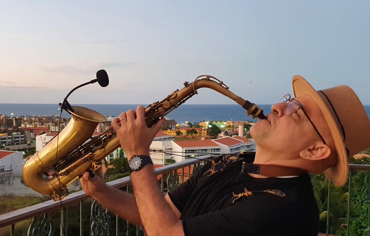 Saxofonista mistura instrumento com música eletrônica e se apresenta em ...