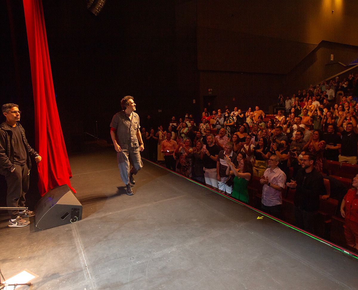 Paulinho Moska ilumina o Teatro RioMar em noite de frisson musical ...