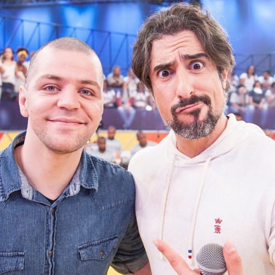 Humorista Victor Sarro vai comandar ações de A Fazenda 12 na internet ...