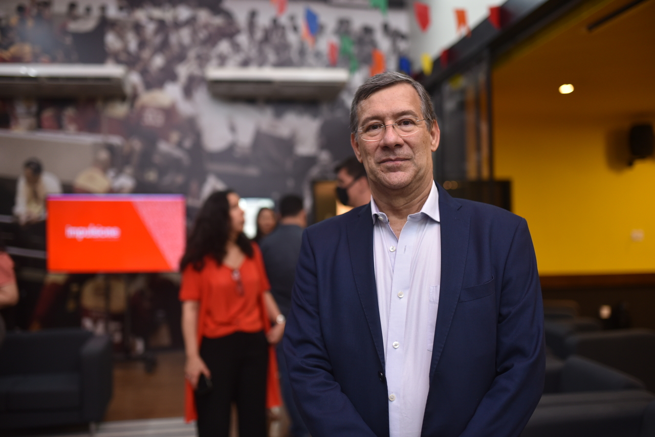 Ex-apresentador do Roda Viva, jornalista Ricardo Lessa lança livro em ...