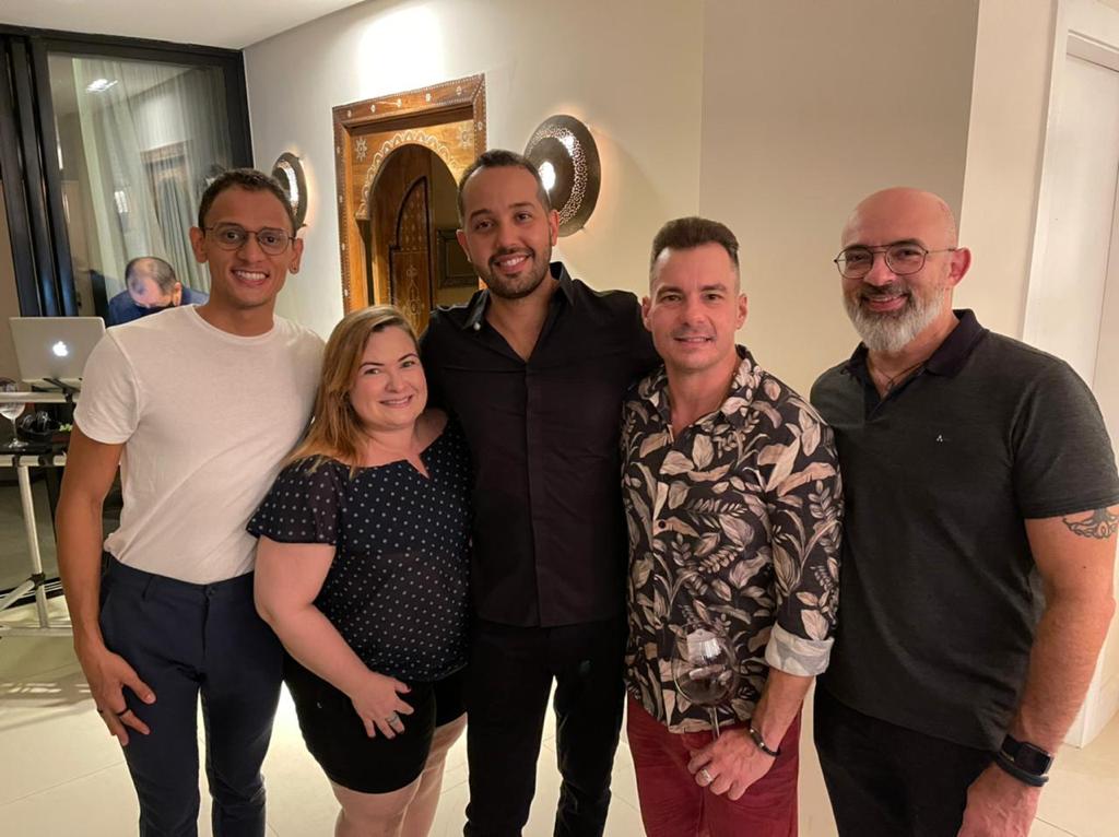 Igor Brito festeja novo ciclo em noite intimista - Frisson Online