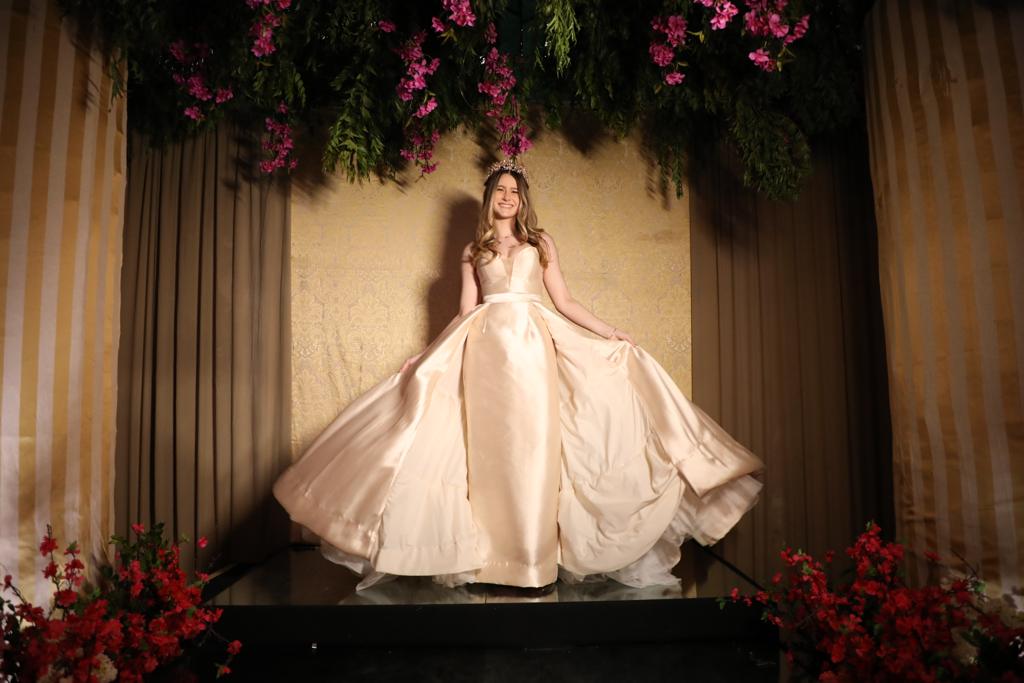Any Maia celebra baile debutante - Frisson Online