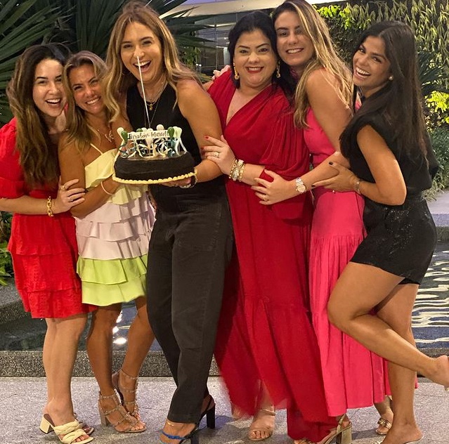 Happy birthday de Marcella Laura foi com turma de amigas - Frisson Online