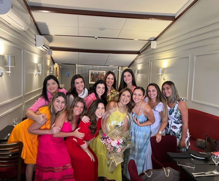 Marcella Laura ganha os parabéns de turma de amigas - Frisson Online