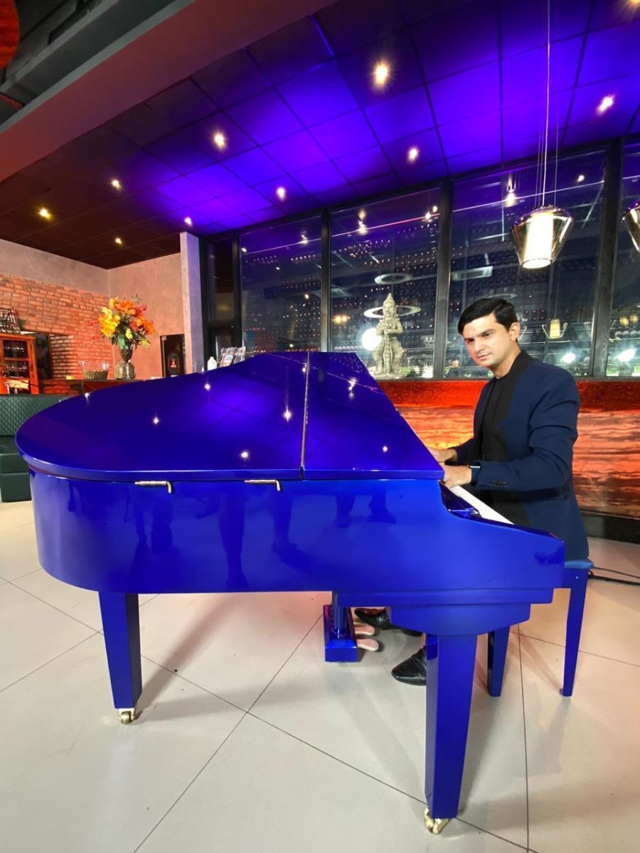 Pianista Paulo Rodrigo causando frisson com um blue piano - Frisson Online