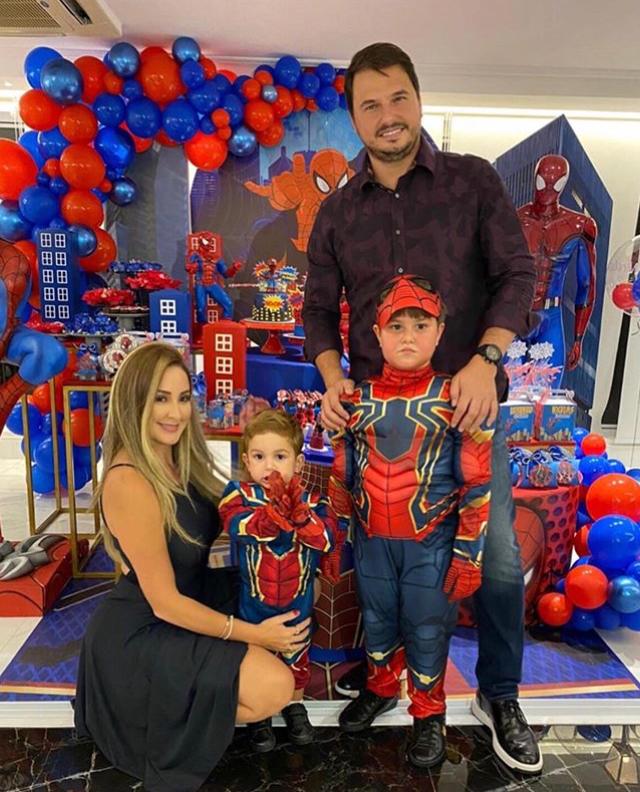 Simone e Jorge Cambraia festejam os aniversários de Lorenzo e Nicolas ...