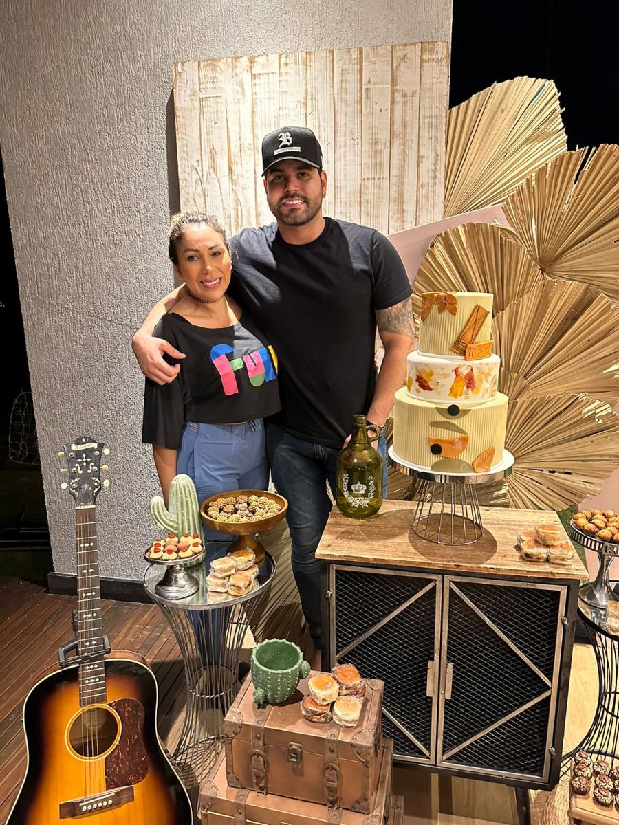 Taty Girl arma jantar intimista para celebração dupla - Frisson Online