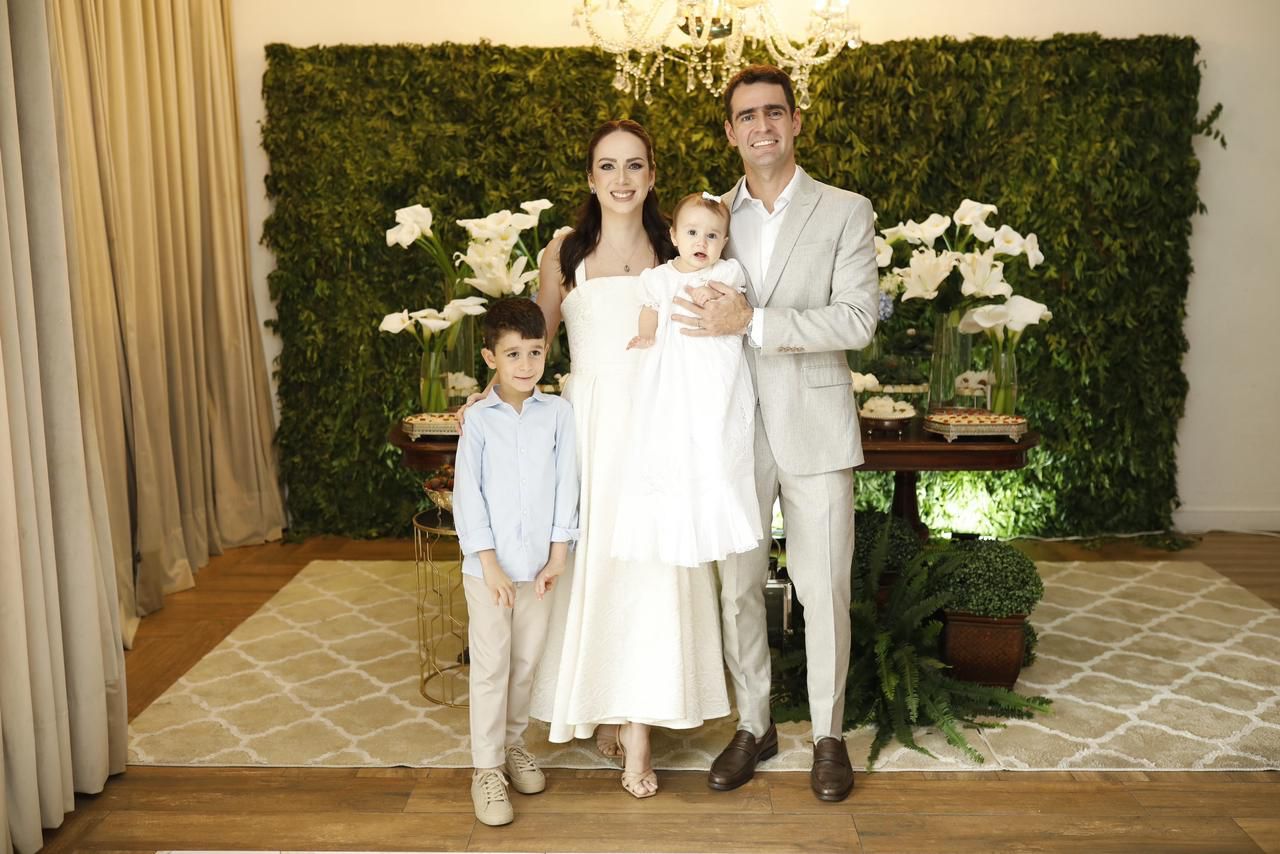 Mariana Furlan e Arthur Costa Lima Filho celebram batizado da filha ...