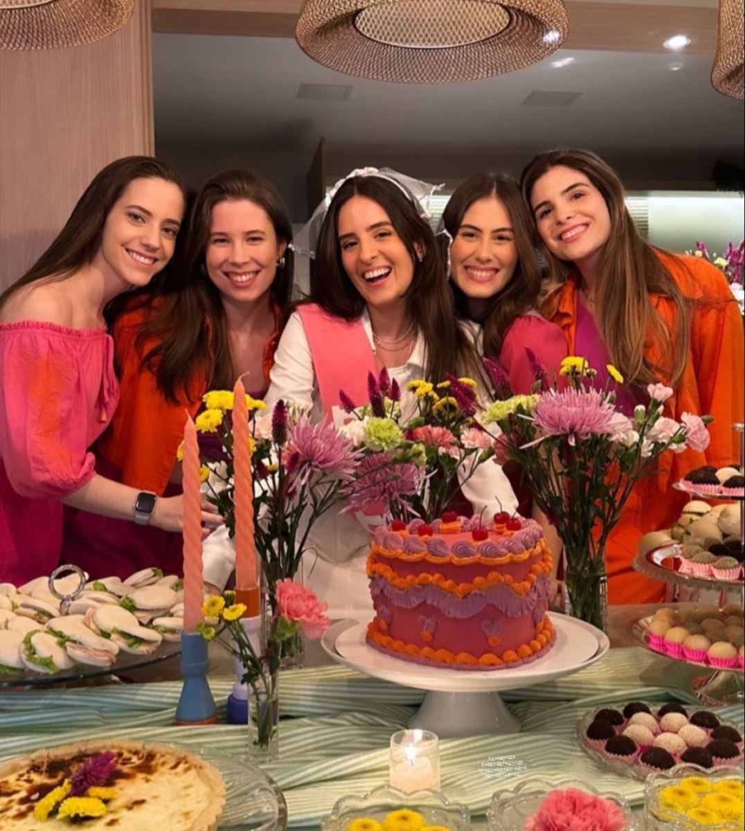 Animação e alegria marcam o chá de panela de Amanda Feitosa - Frisson ...