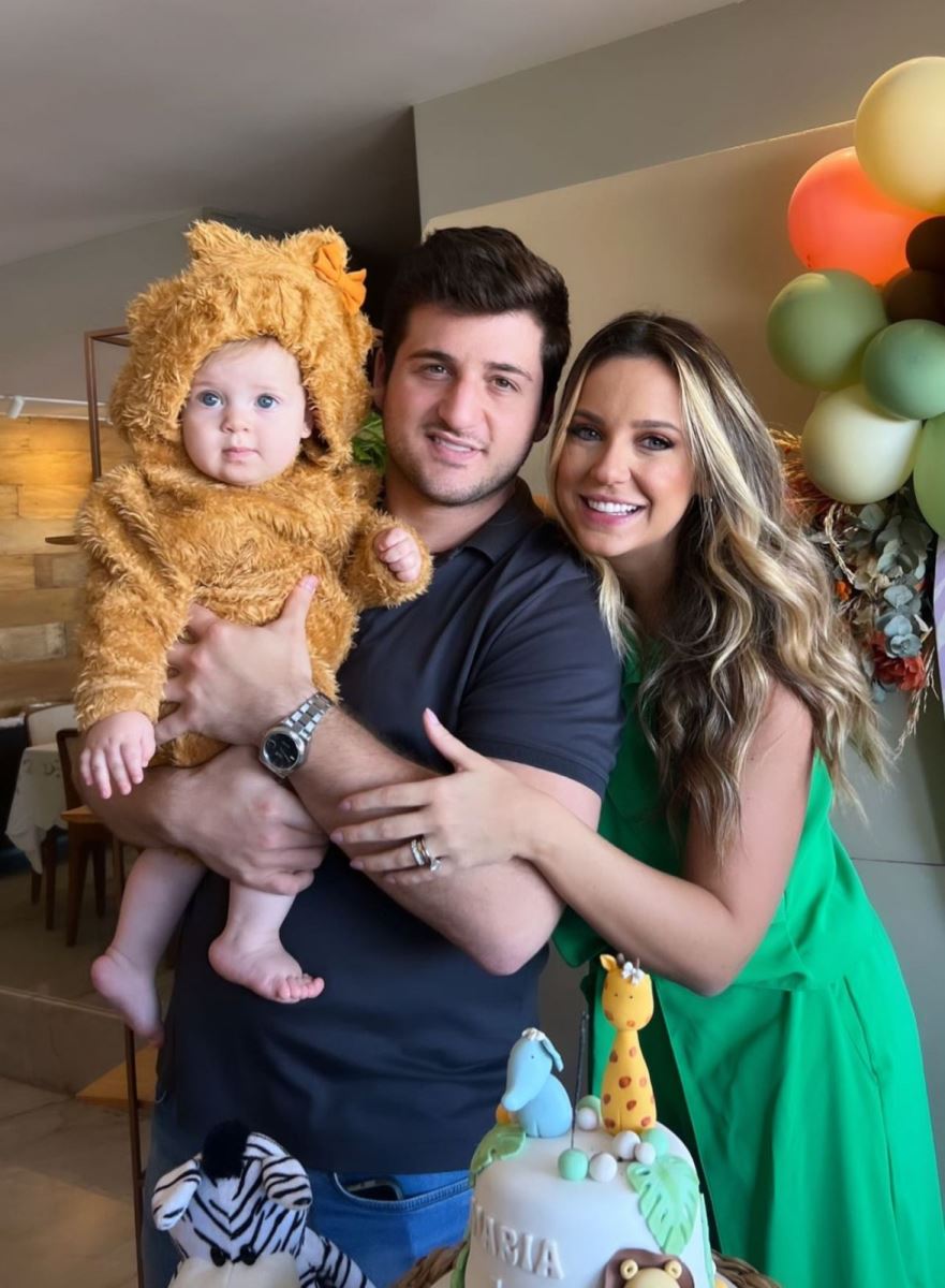 Fernanda Levy e Omar Macedo celebram décimo mesversário da Maria ...