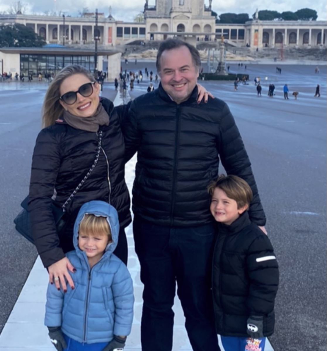 Renata e Mark Viana visitam o Santuário de Fátima - Frisson Online