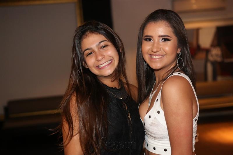 Anna Clara Walraven faz seu début - Frisson Online