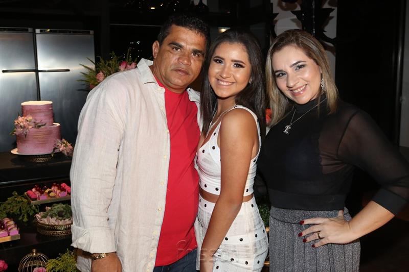 Anna Clara Walraven faz seu début - Frisson Online