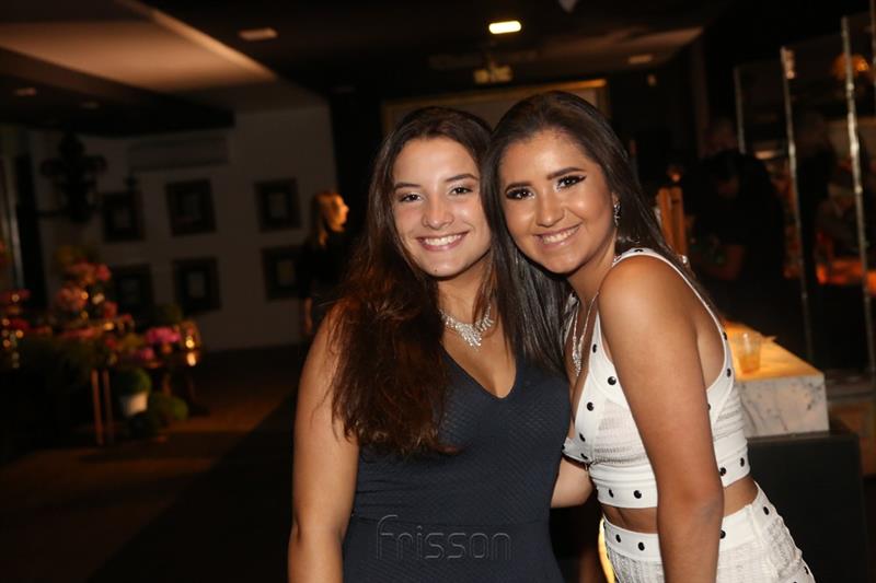 Anna Clara Walraven faz seu début - Frisson Online