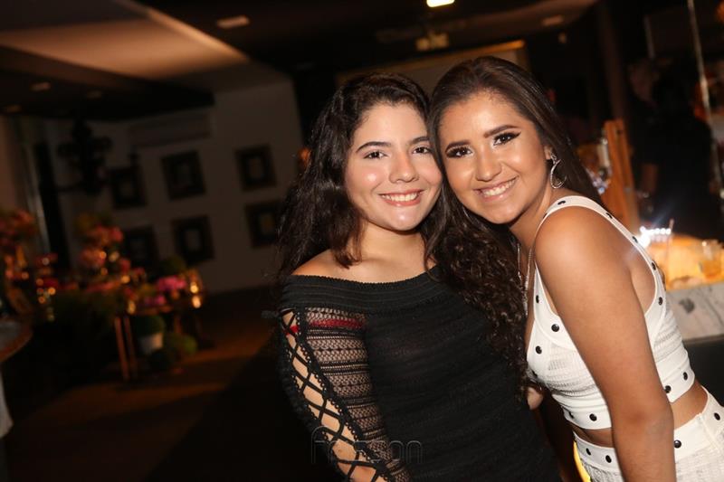 Anna Clara Walraven faz seu début - Frisson Online