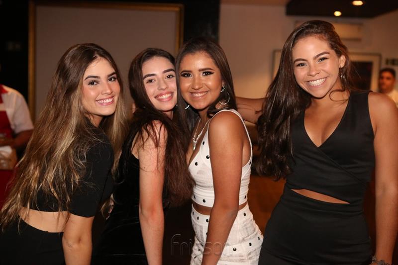 Anna Clara Walraven faz seu début - Frisson Online