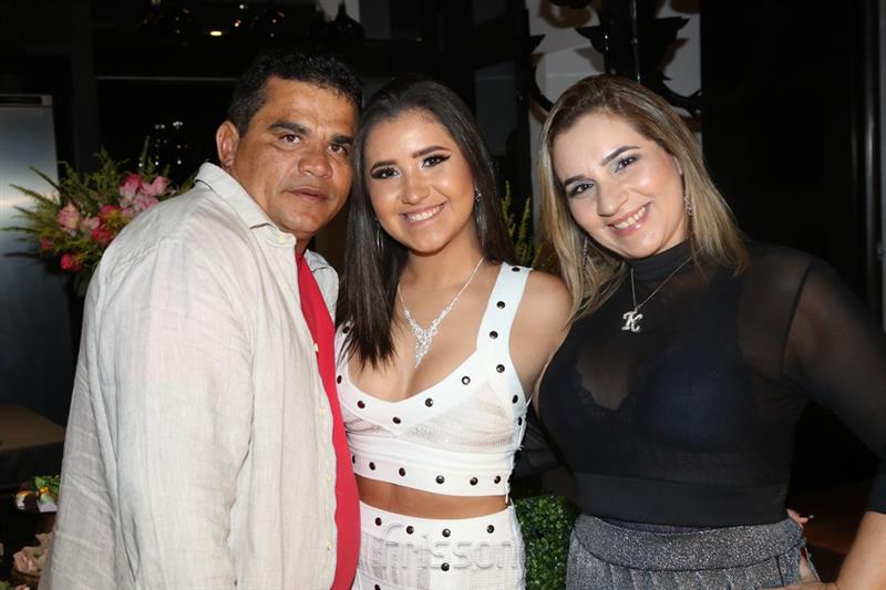 Anna Clara Walraven faz seu début - Frisson Online