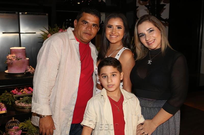 Anna Clara Walraven faz seu début - Frisson Online