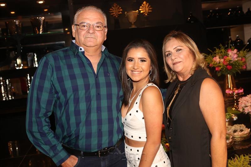 Anna Clara Walraven faz seu début - Frisson Online