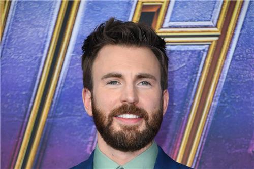 Chris Evans chama a atenção por tatuagens ao publicar vídeo dando salto ...