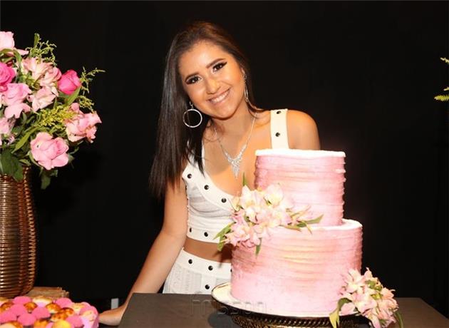 Anna Clara Walraven faz seu début - Frisson Online